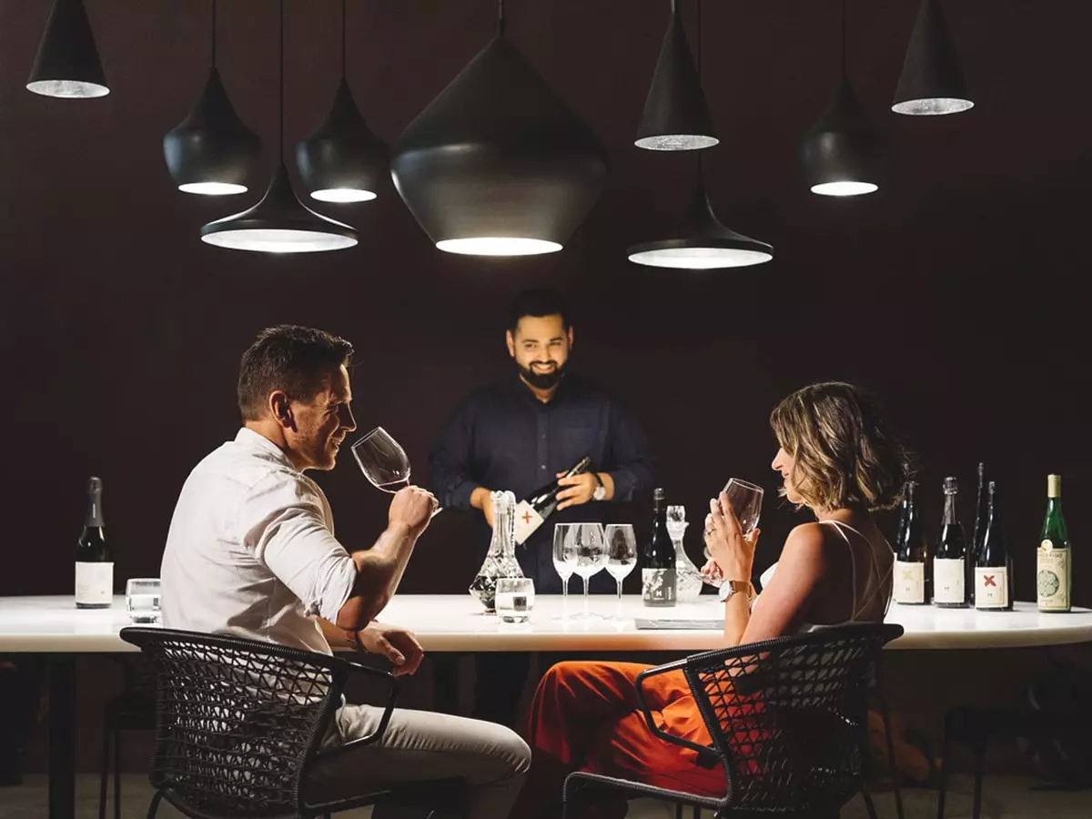 çift duke shijuar verën në kantinë moorilla estate