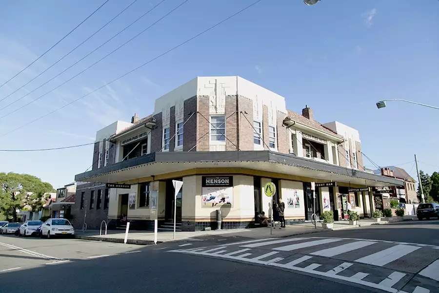 exterior del hensen en la esquina de la calle