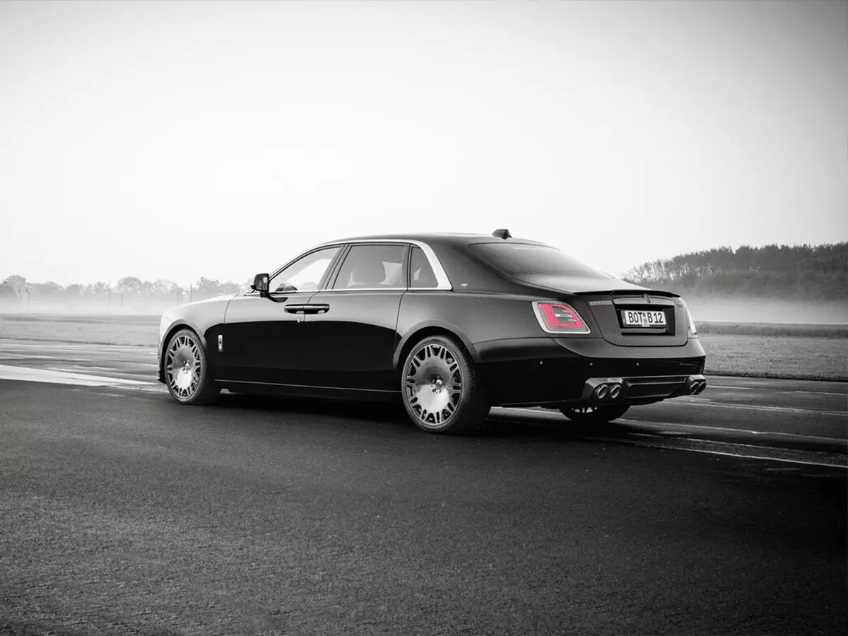 Brabus 700 oo ku salaysan rolls royce ghost quarter gadaal