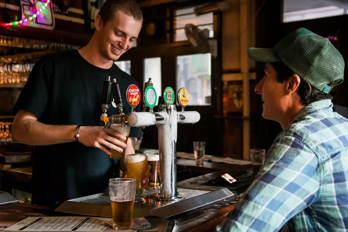 Najlepšie bary v Surry Hills, ktoré vám pomôžu zapískať v hoteli The Cricketers Arms