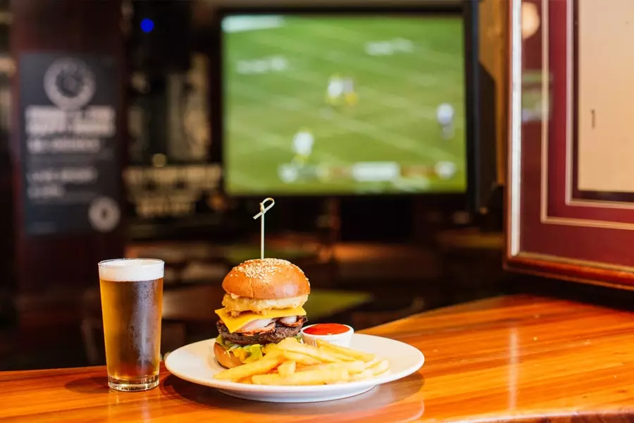 hamburguesa de bar de céspede en bar deportivo