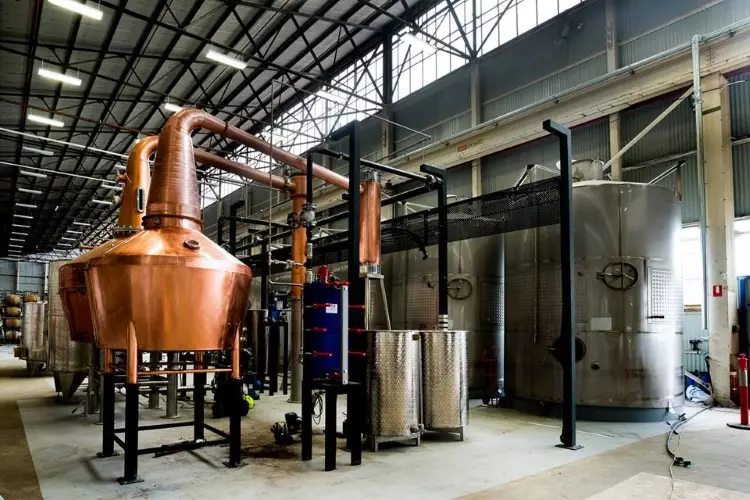 sikat na industriya ng distillery