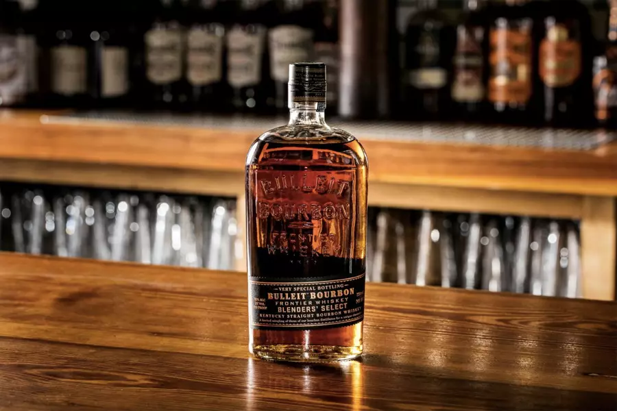 Bulleit Straight Bourbon Frontier Whisky - Mokhoa oa ho etsa Cocktail e Phethahetseng ea Khale