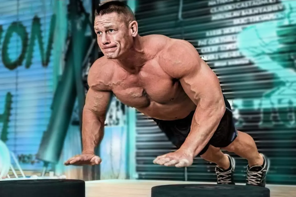 Jon Cena push-up qilmoqda