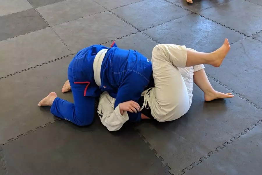 mannen op de vloer die jiu jitsu doen