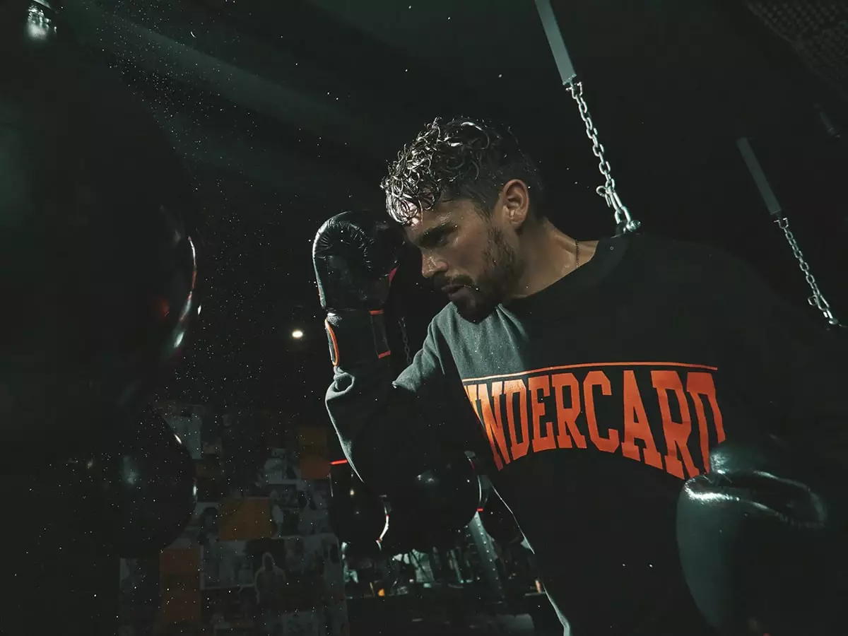mężczyzna trenujący na siłowni bokserskiej undercard