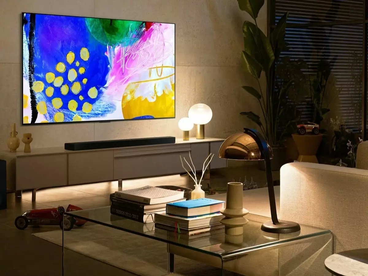 အနိုင်ရ။ LG G2 55 လက်မ evo Gallery Edition TV သည် AUD $4,000 ကျော် တန်ဖိုးရှိသည်။
