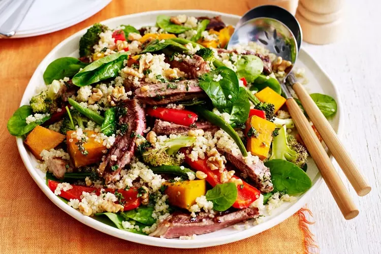 hen'omby miaraka amin'ny salady quinoa