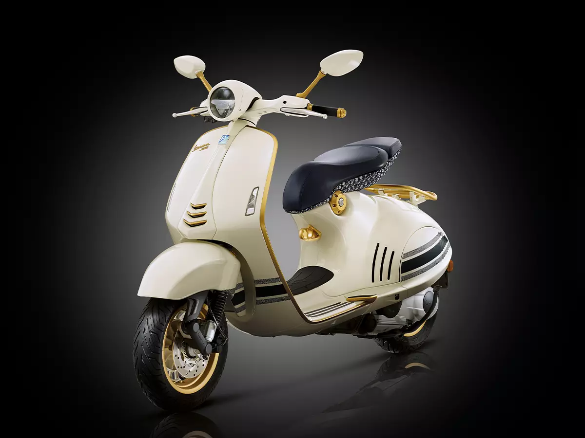 Guida con stile con la Vespa 946 di Christian Dior