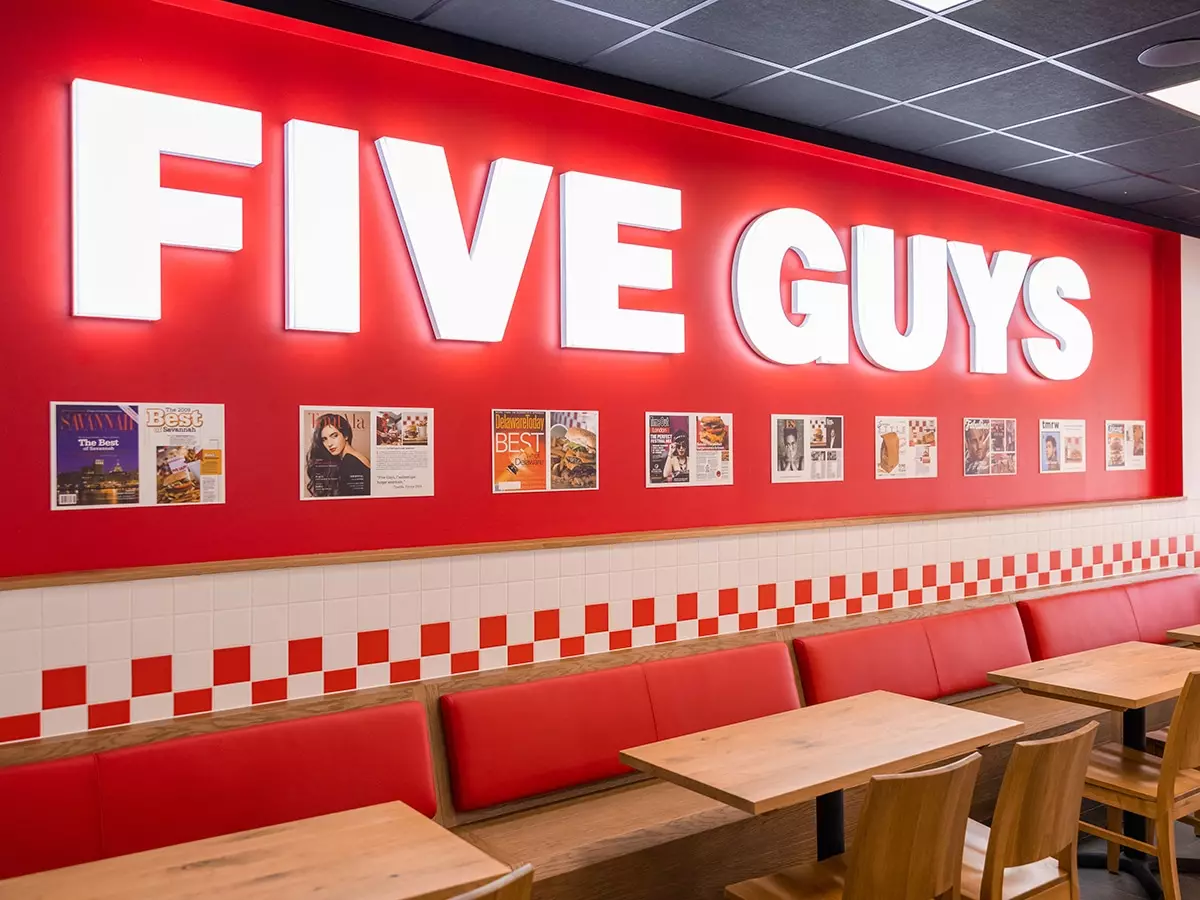 1 Five guys Ausztrália indul