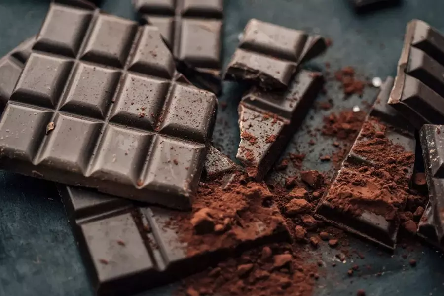 Арыктоо үчүн эң пайдалуу тамактар - кара шоколад
