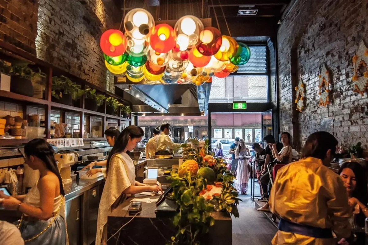 chattare l'interno del ristorante tailandese