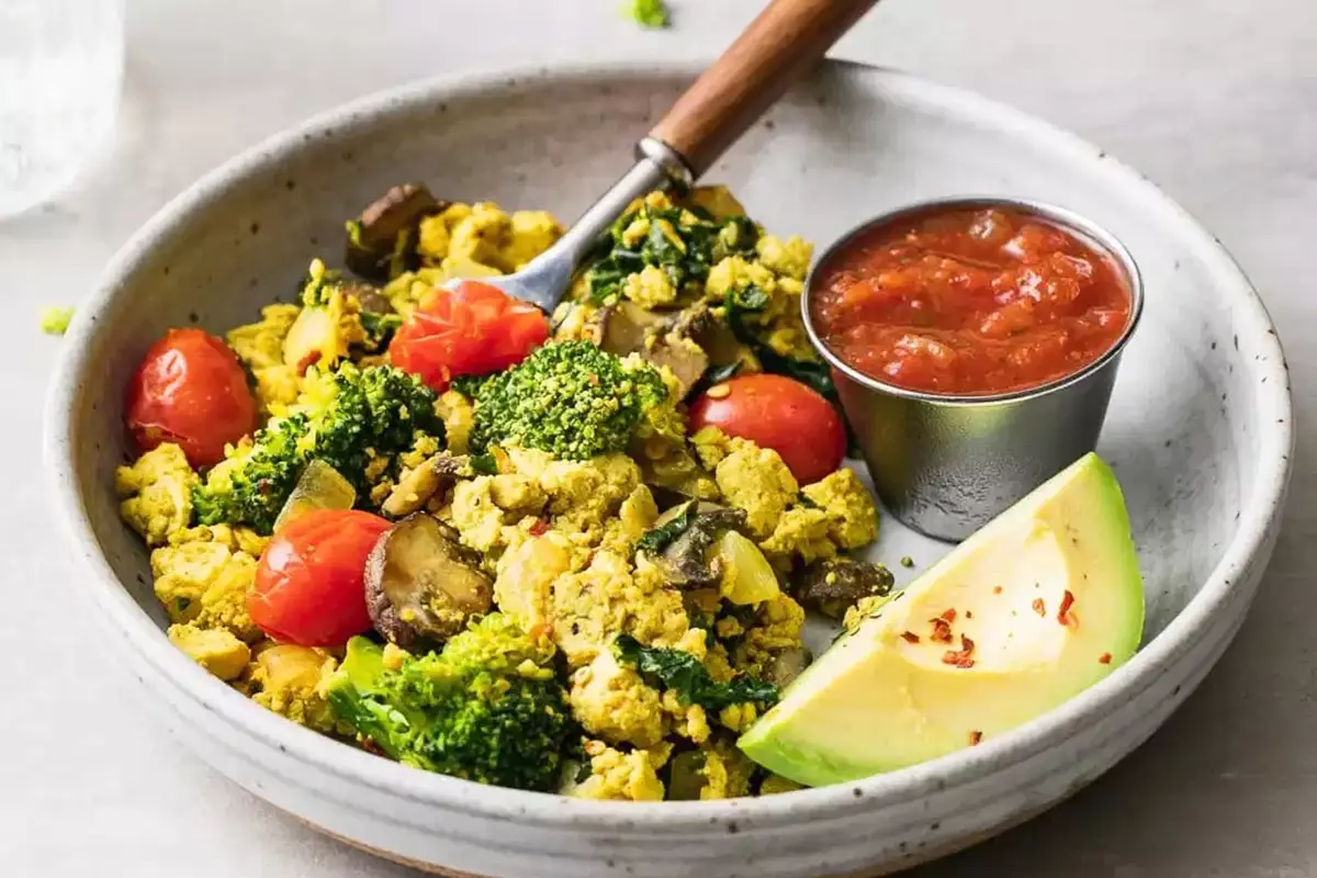 Südwest-Tofu-Rührei mit Kartoffel und Avocado