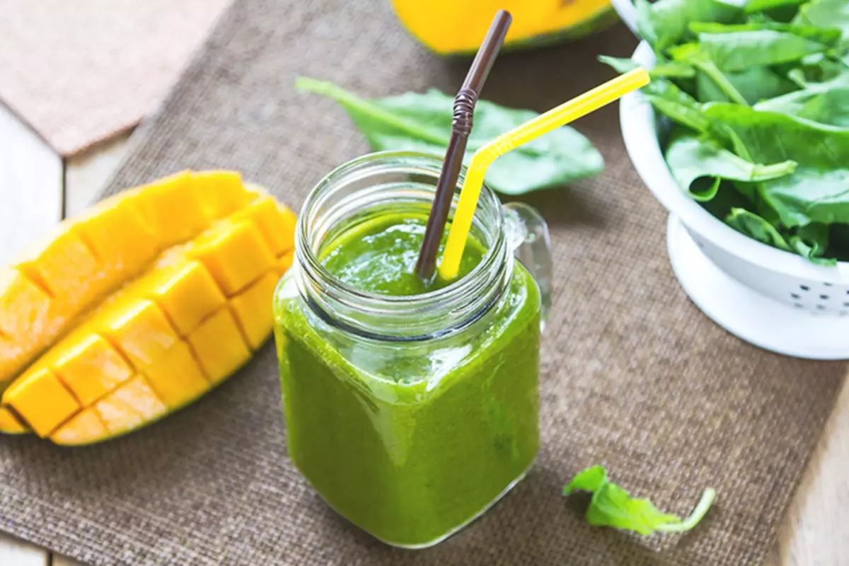 frullato verde a cinque ingredienti con mango