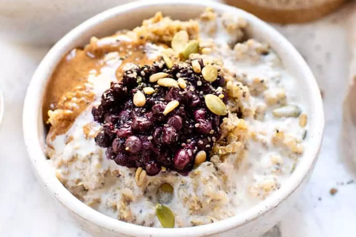 Fünf-Minuten-Chai gewürztes Frühstück Quinoa