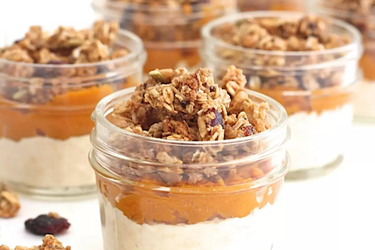 yoghurt với bí ngô granola