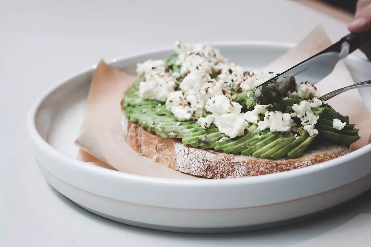 toast di avocado con ricotta