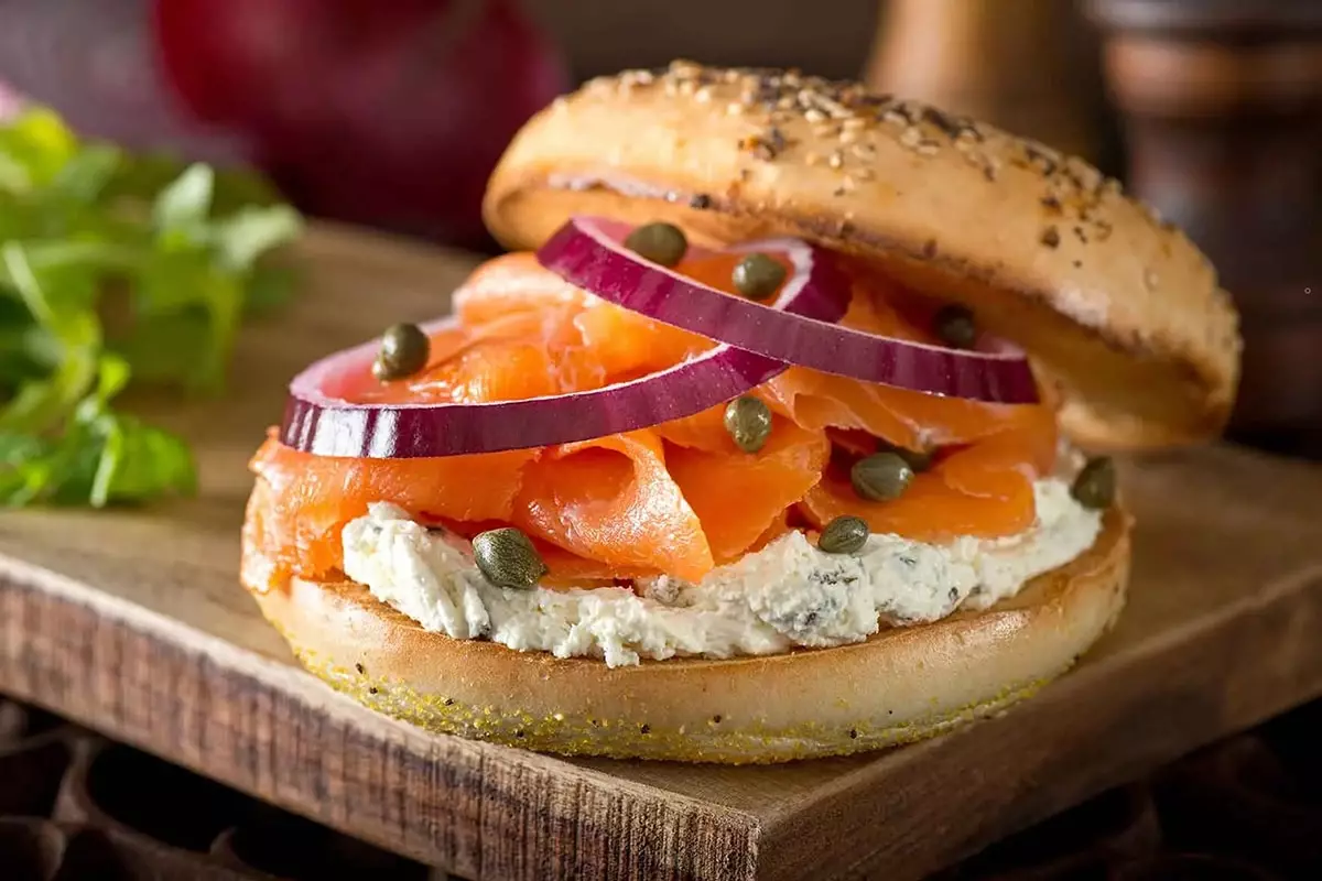 Pinausukang Salmon Bagel na may sibuyas