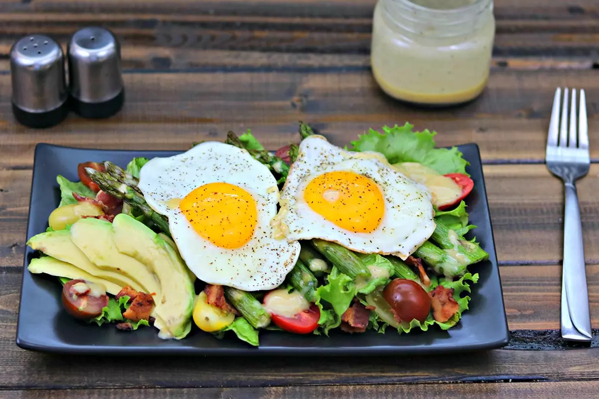 nri ụtụtụ blt salad na anụ ezi, ube oyibo, tomato na àkwá