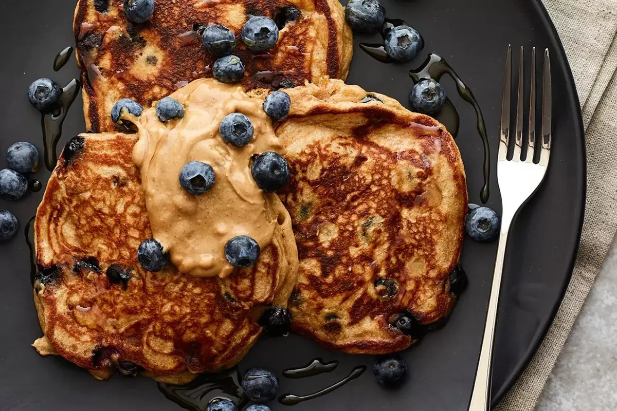 Heidelbeerpfannkuchen mit griechischem Joghurt