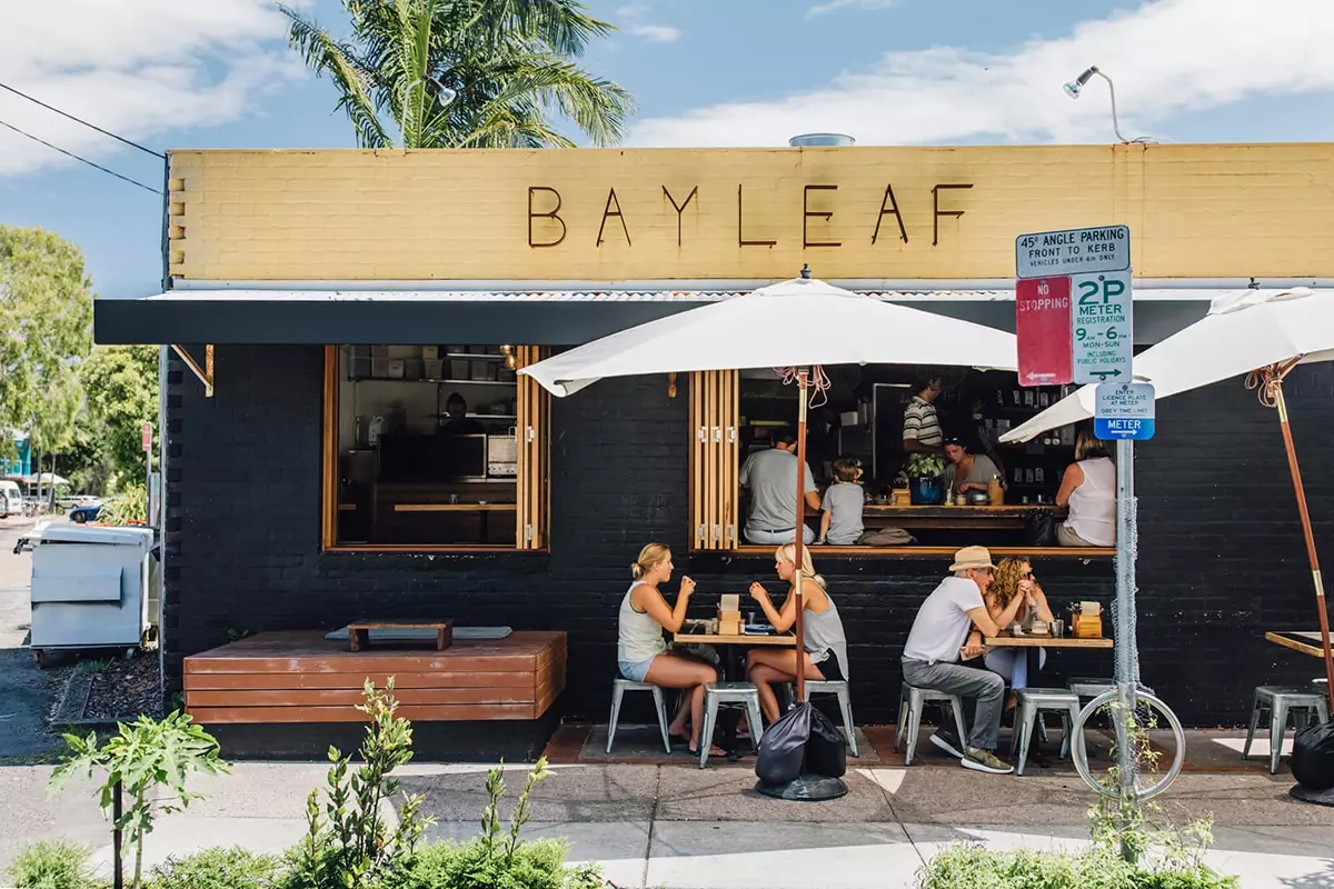 בית קפה bayleaf בחוץ