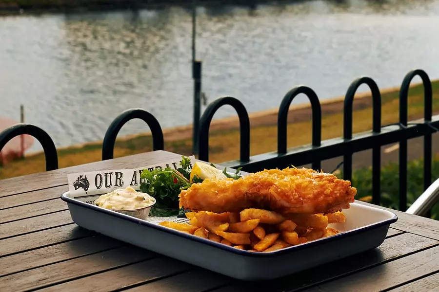 Boathouse Schnitzel și chipsuri pe masă în aer liber