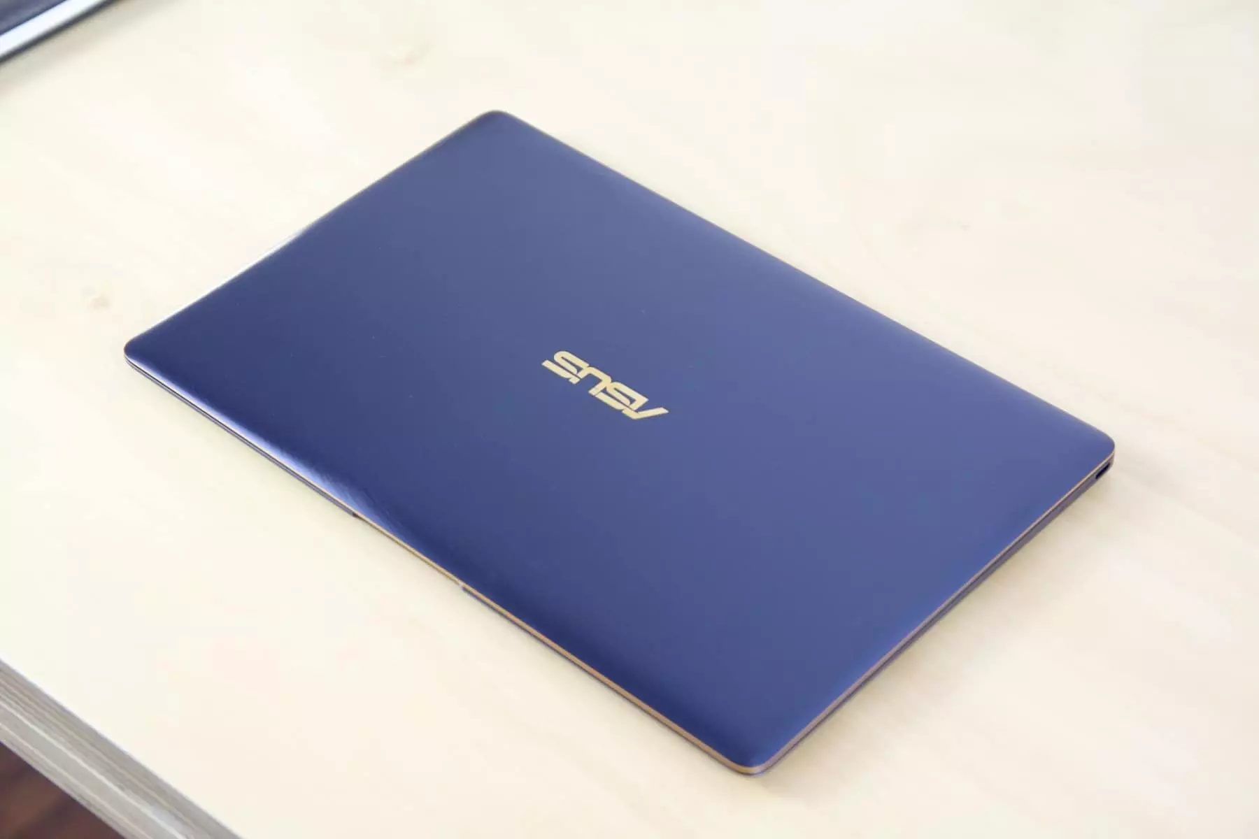 asus zenbook 3 ನೀಲಿ ಫ್ಲಾಟ್ ಔಟ್ಲುಕ್