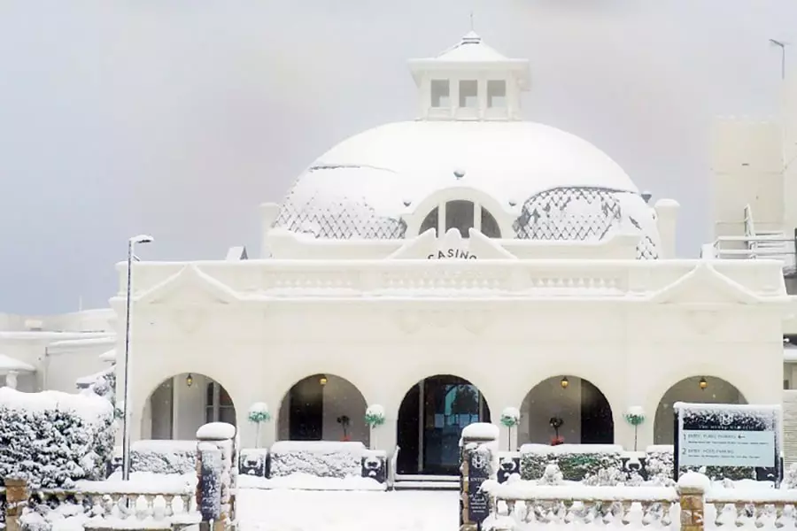 sneeubedekte hidro majestueuse casino koepel