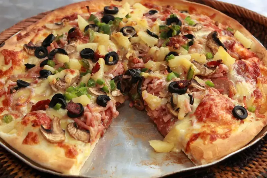 pizza med oliven og ananastopping