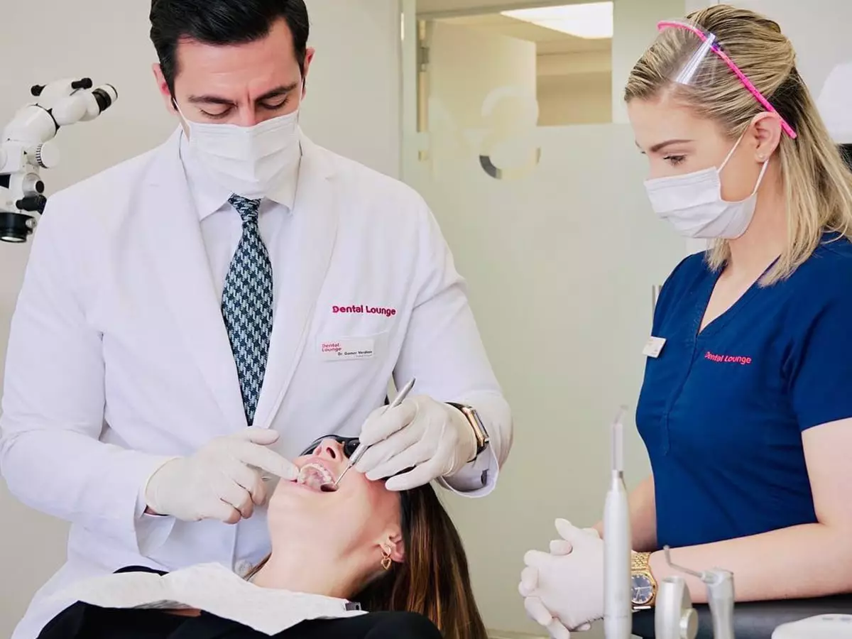 лекар лечыць зубы пацыента ў стаматалагічнай клініцы
