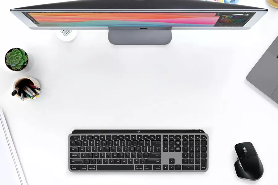 Изглед отгоре на Logitech MX Master 3 и MX Keys за Mac