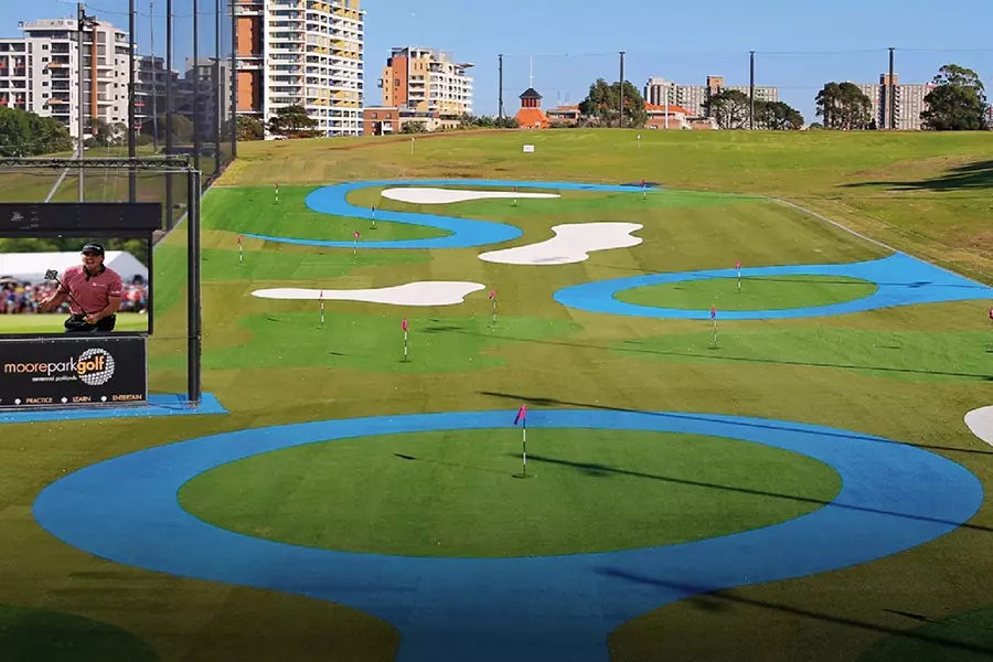 campo pratica moorepark con segnaletica blu sullo sfondo della città