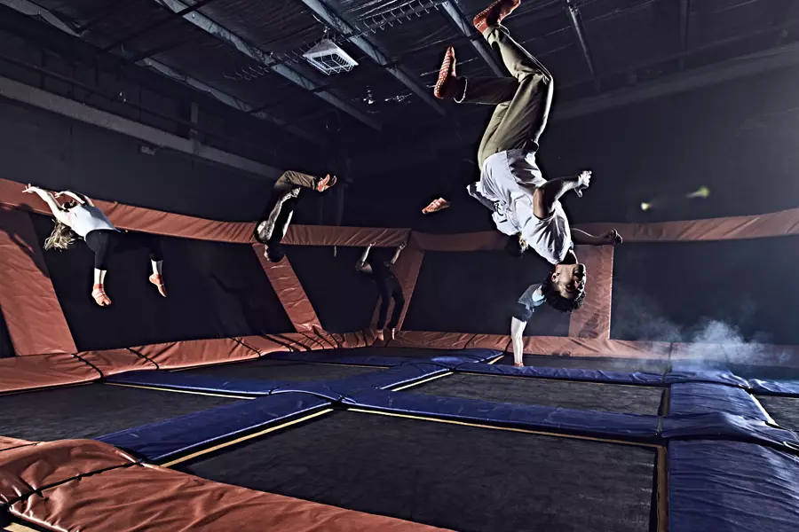 trampolining Skyzone