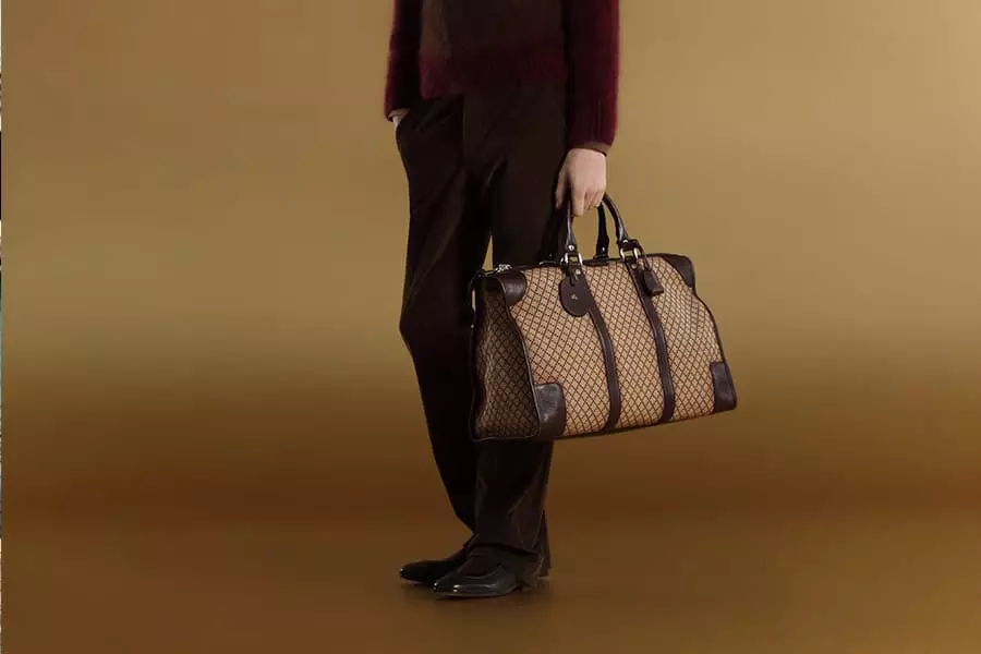 Túi cầm tay đặc trưng của Gucci dành cho nam giới
