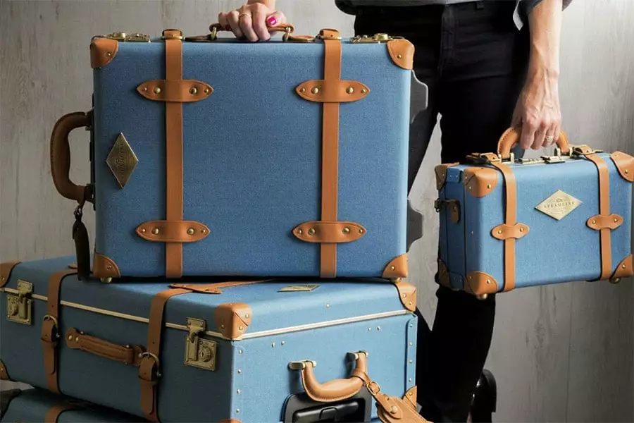 I-Steamline blue carry-on-on suitcase kunye nemithwalo