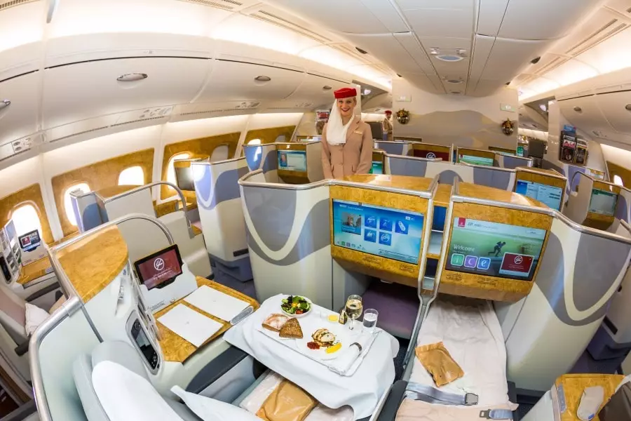 Emirates A380 синфи бизнес ошхона ва хӯрокхӯрӣ бо стюардесса