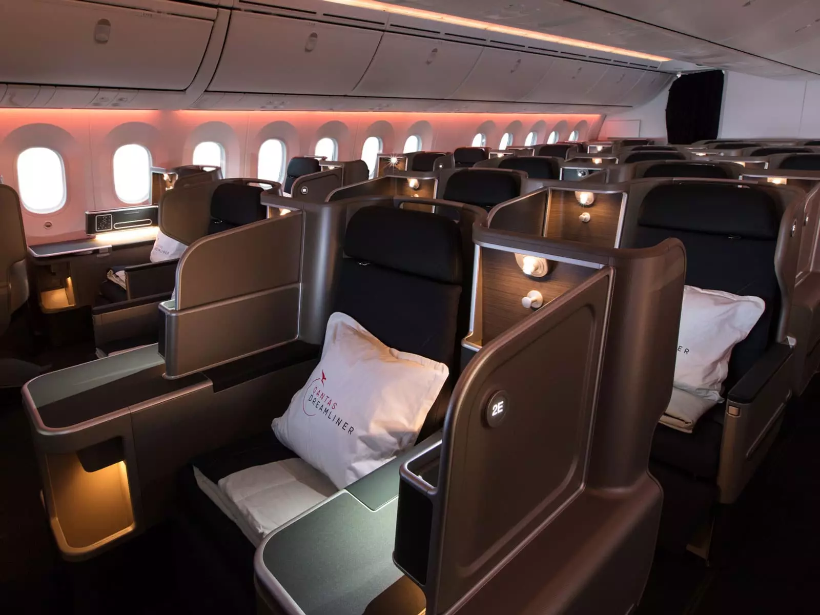 qantas 787 dreamliner business class eserlekuak alboan