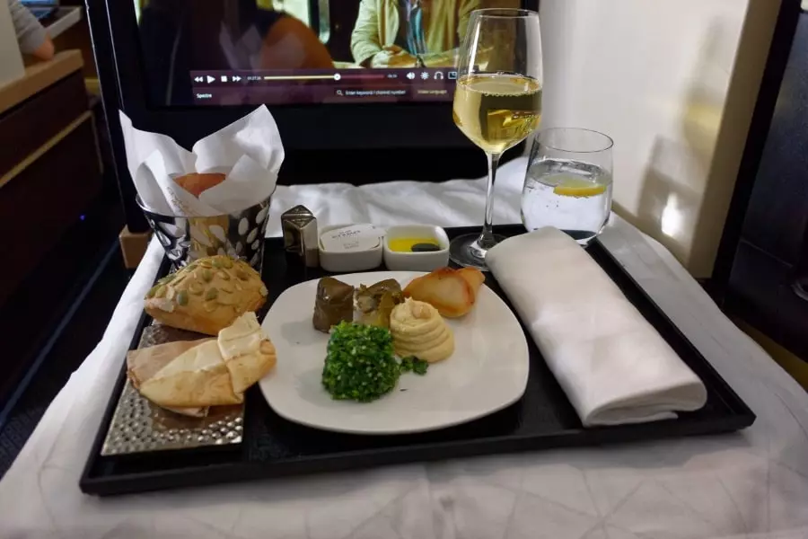 एतिहाद ए380 बिजनेस क्लास भोजन और भोजन