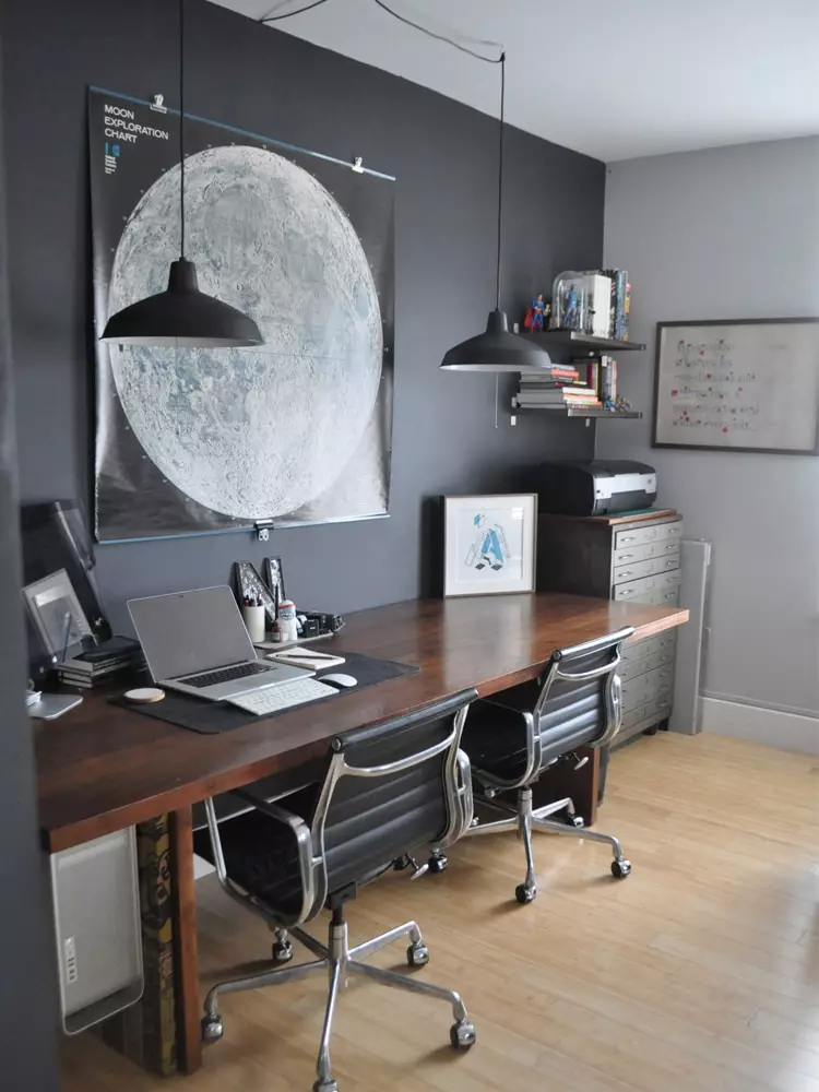 scrivania del grafico di esplorazione della luna dell'home office maschile