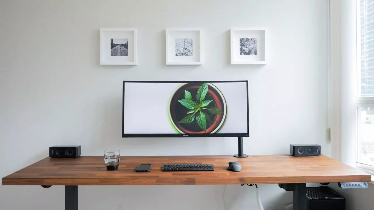 configurazione minimalista della scrivania della casa dell'ufficio maschile