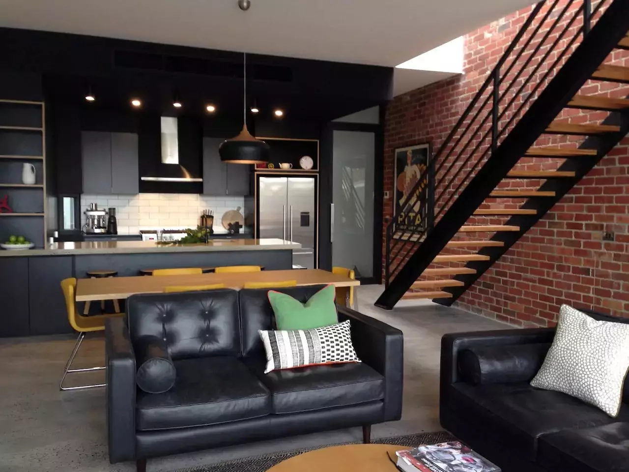 Мельбурн airbnb рисунок столовая кухня и вид на лестницу
