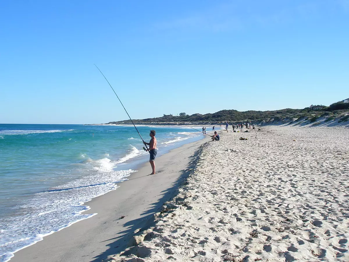 nelayan memancing di laguna yanchep