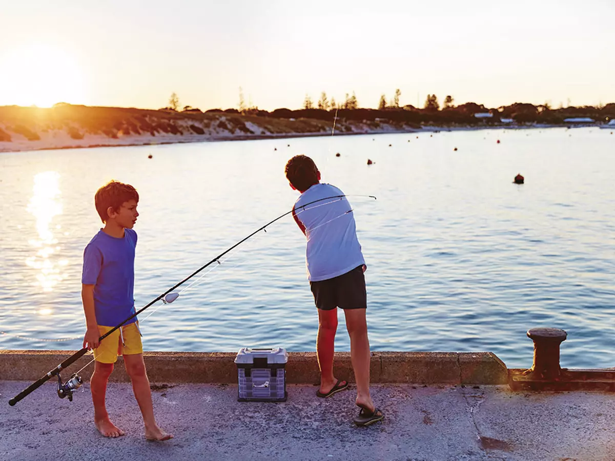 rottnest adası iskelesinde balık tutan çocuklar