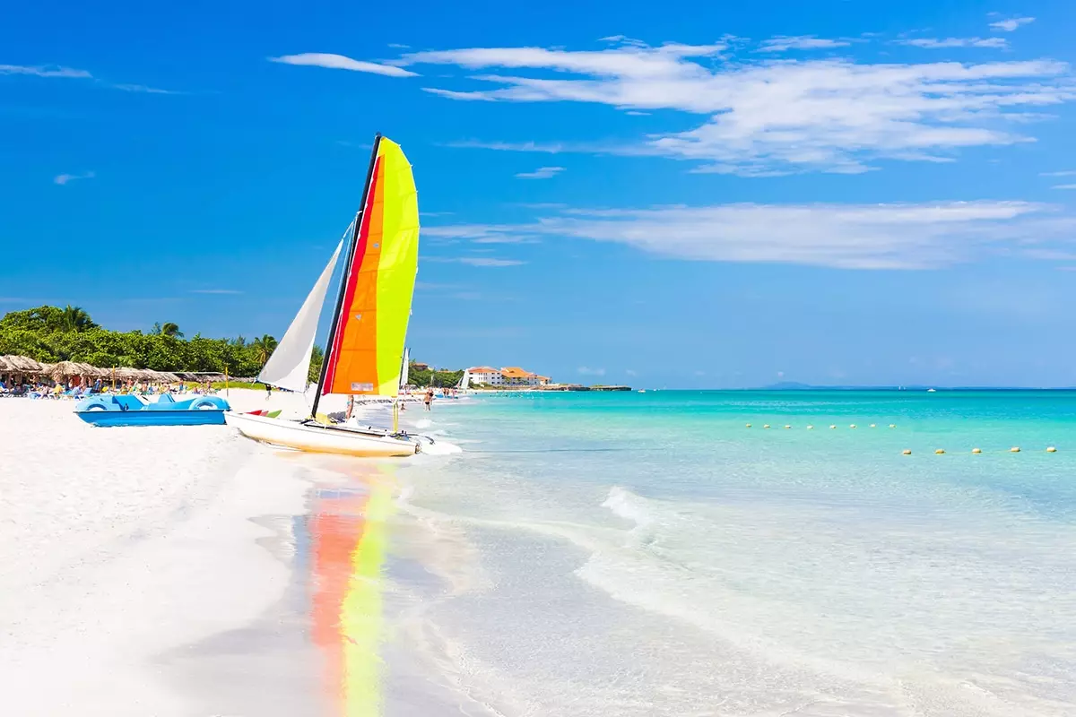 巴拉德羅海灘上的彩色帆船