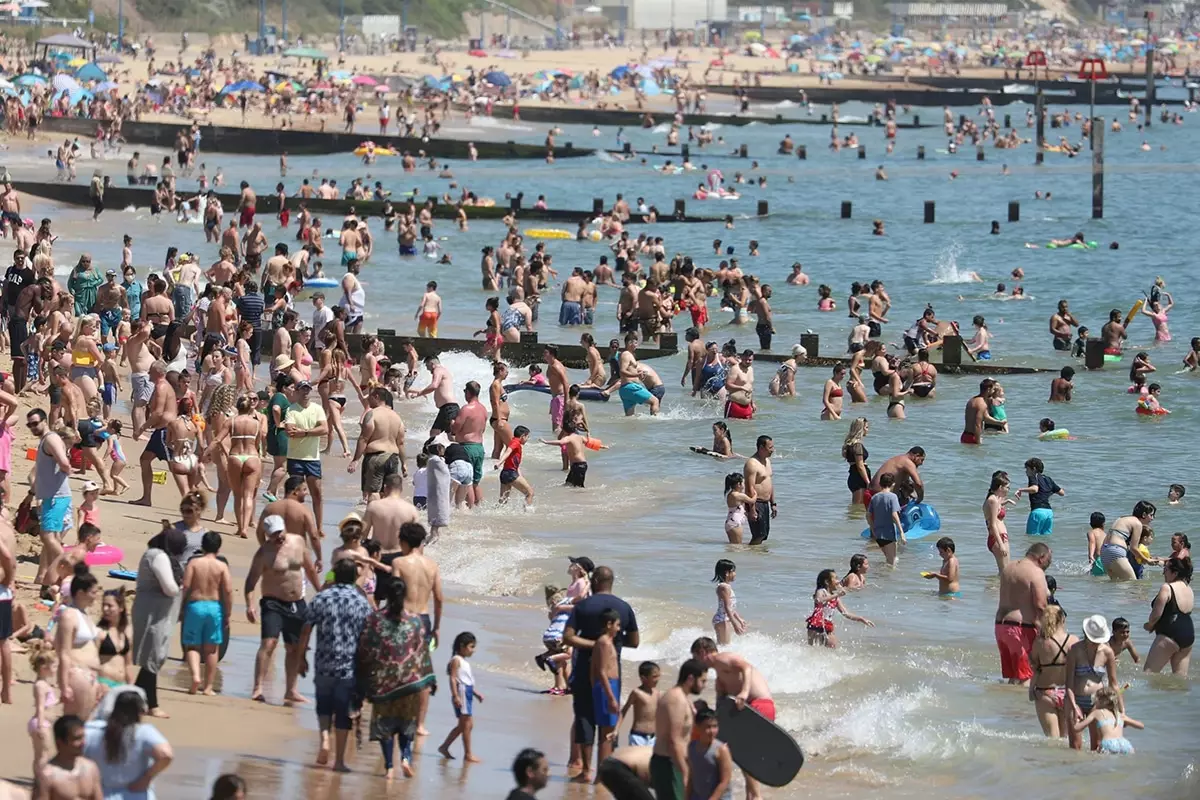 gomila ljudi na plaži bournemouth