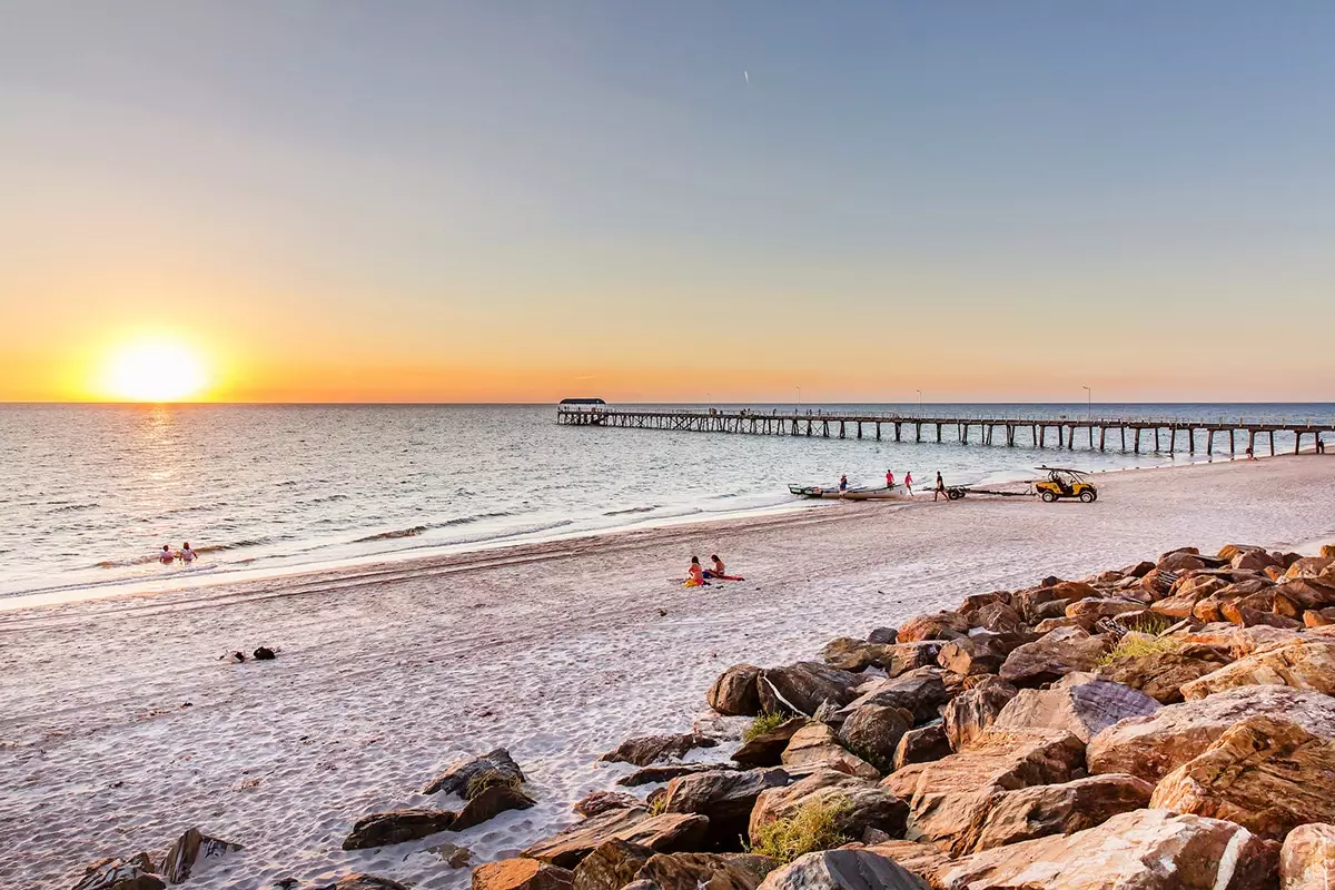 Nejlepší pláže Adelaide pro koupání, surfování a šnorchlování Henley