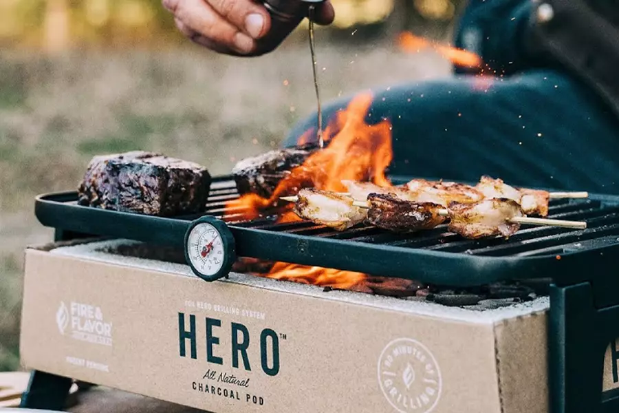 ຄູ່ມືຂອງຂວັນວັນຄຣິດສະມາດ Outdoorsman Fire & Flavor Portable Eco-Friendly Hero Grill System