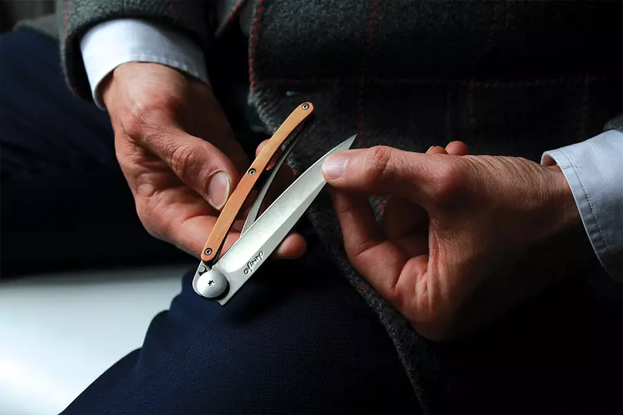 คู่มือของขวัญคริสต์มาส Outdoorsman Custom Deejo Pocket Knife