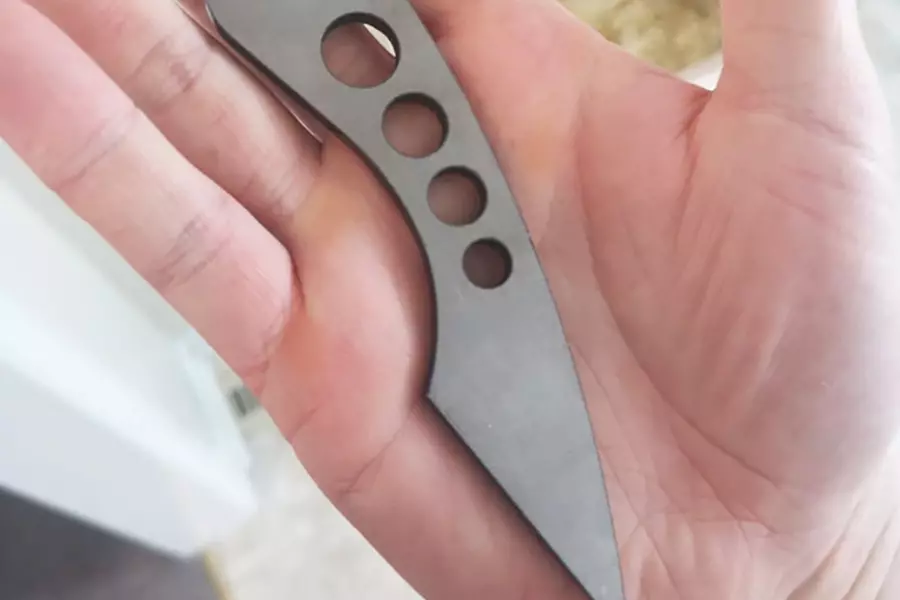 EDC Blade li ser palmê