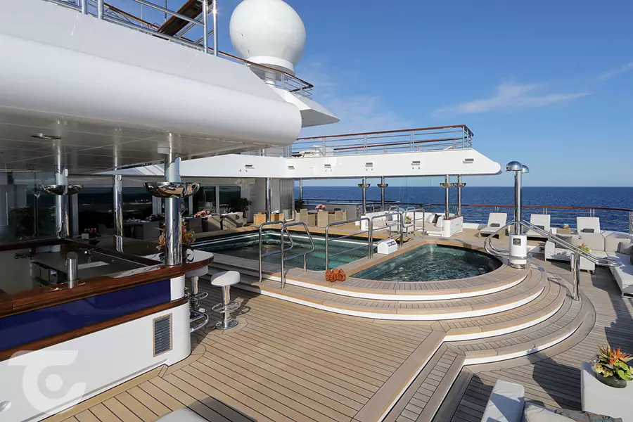 Octopus Superyacht pool sa view deck